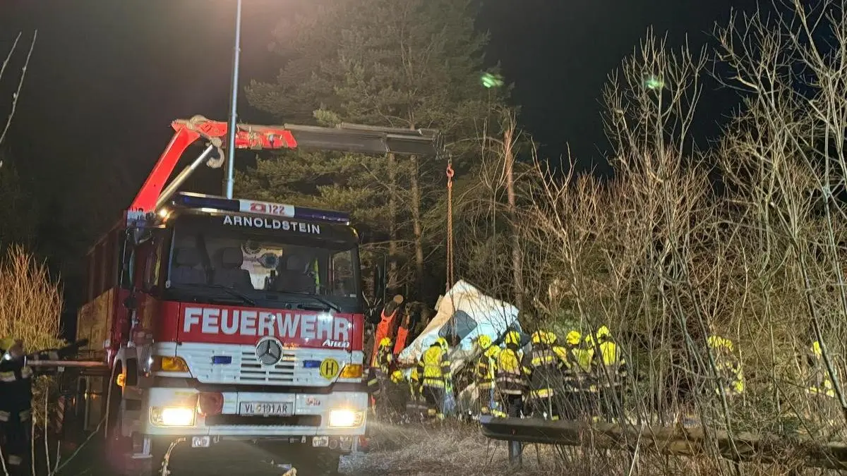 Südautobahn: Lkw stürzte in Kärnten 16 Meter tief von Brücke: Beifahrer starb